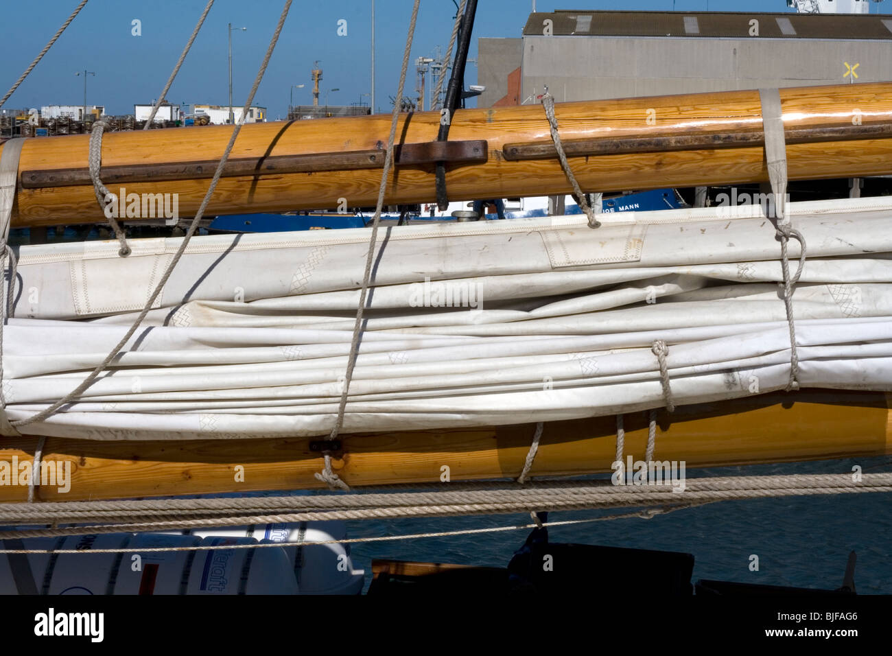 Ship sail yardarm hi-res stock photography and images - Alamy