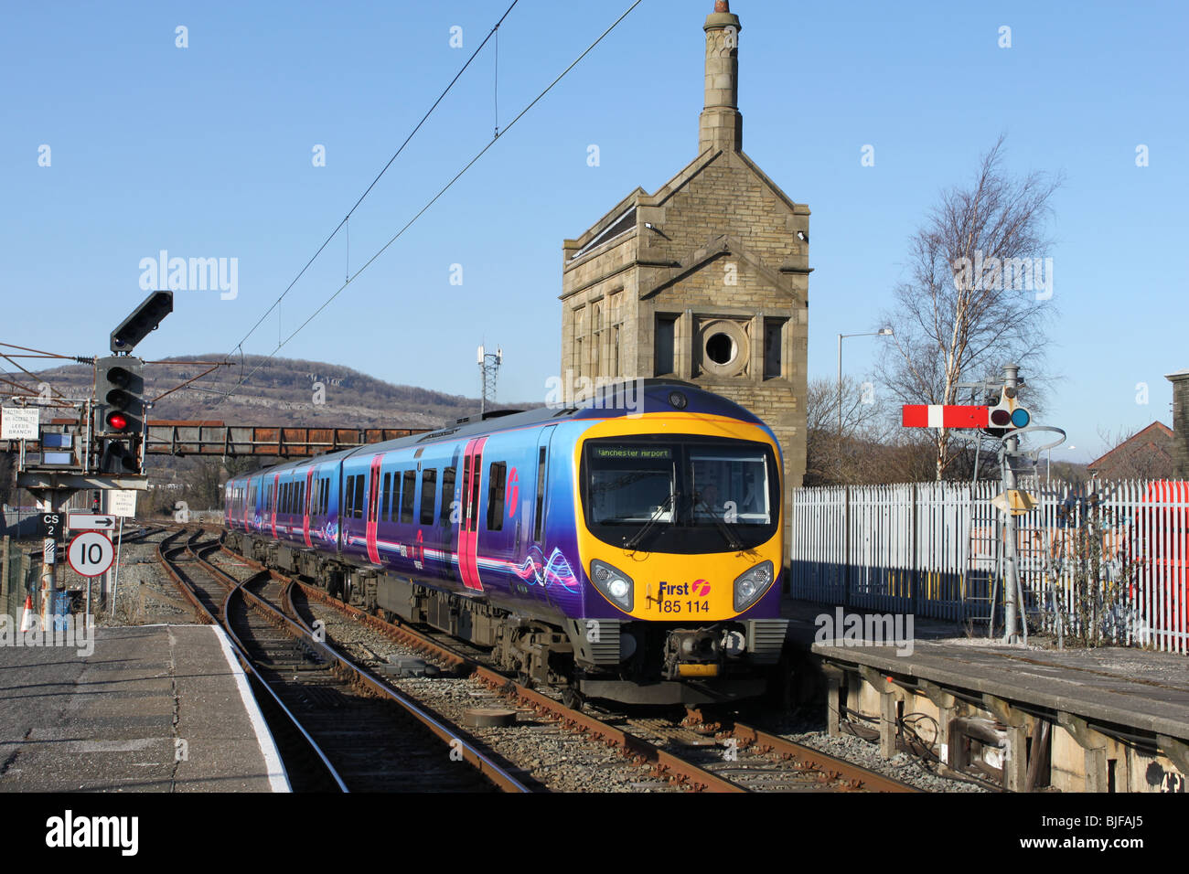 Class 185 dmu train entering hi-res stock photography and images - Alamy