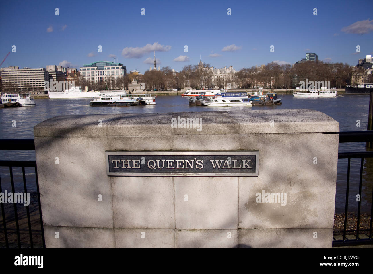 Queens walk hi-res stock photography and images - Alamy