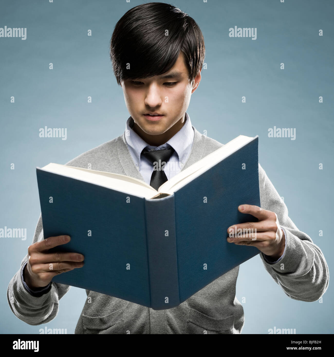man reading a book Stock Photo - Alamy