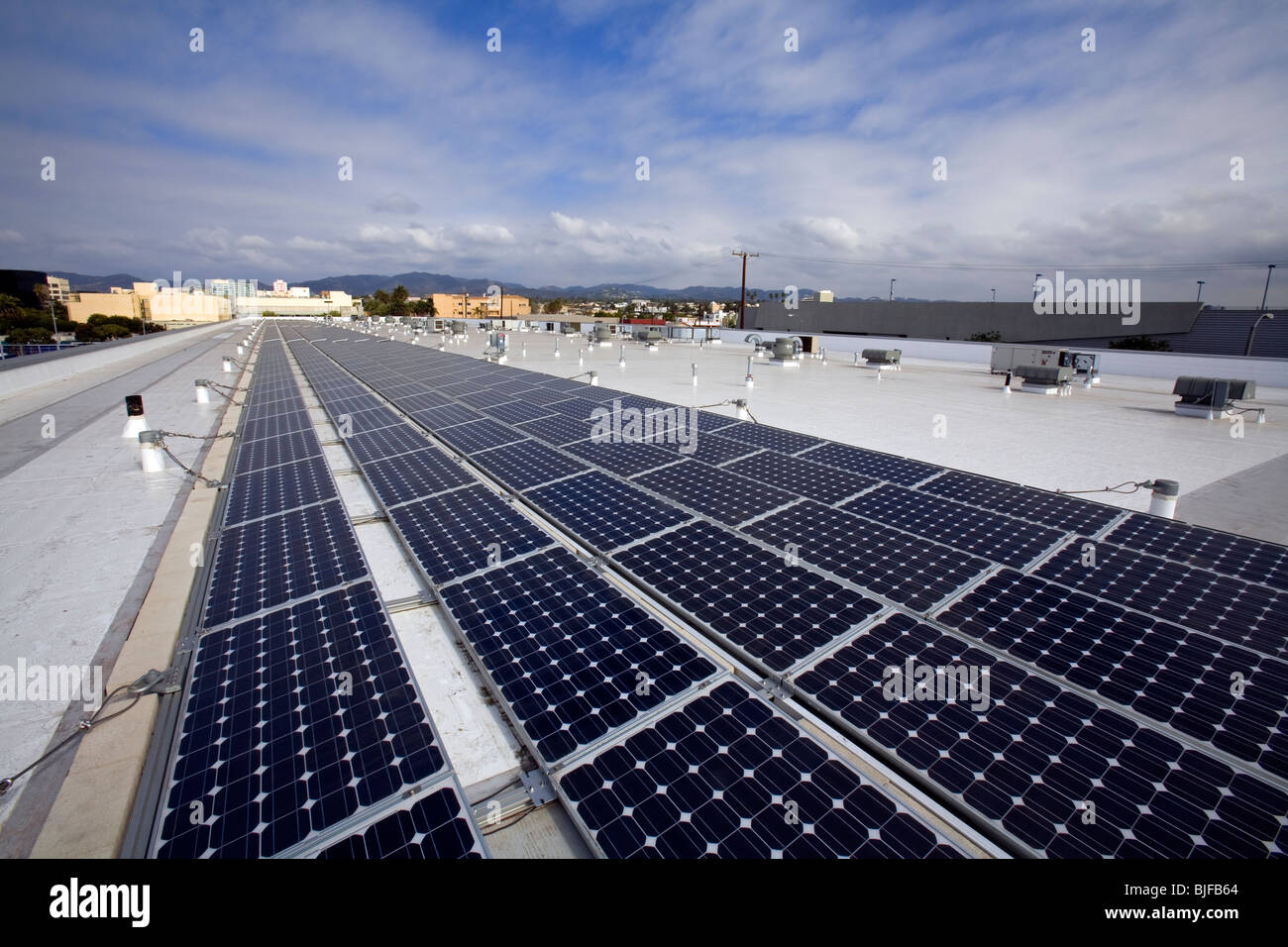 82 Kilowatt Solar Array on roof of Big Blue Bus Terminal, installation ...