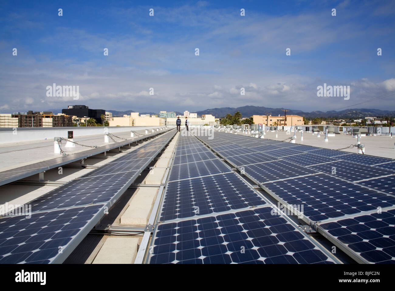 82 Kilowatt Solar Array on roof of Big Blue Bus Terminal, installation ...