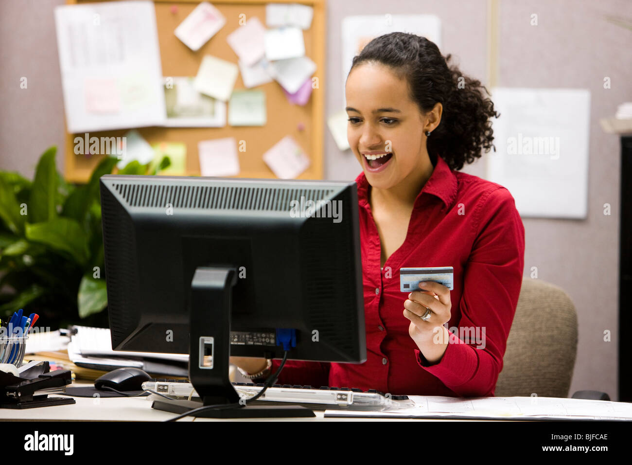 Woman online shopping credit hi-res stock photography and images - Alamy