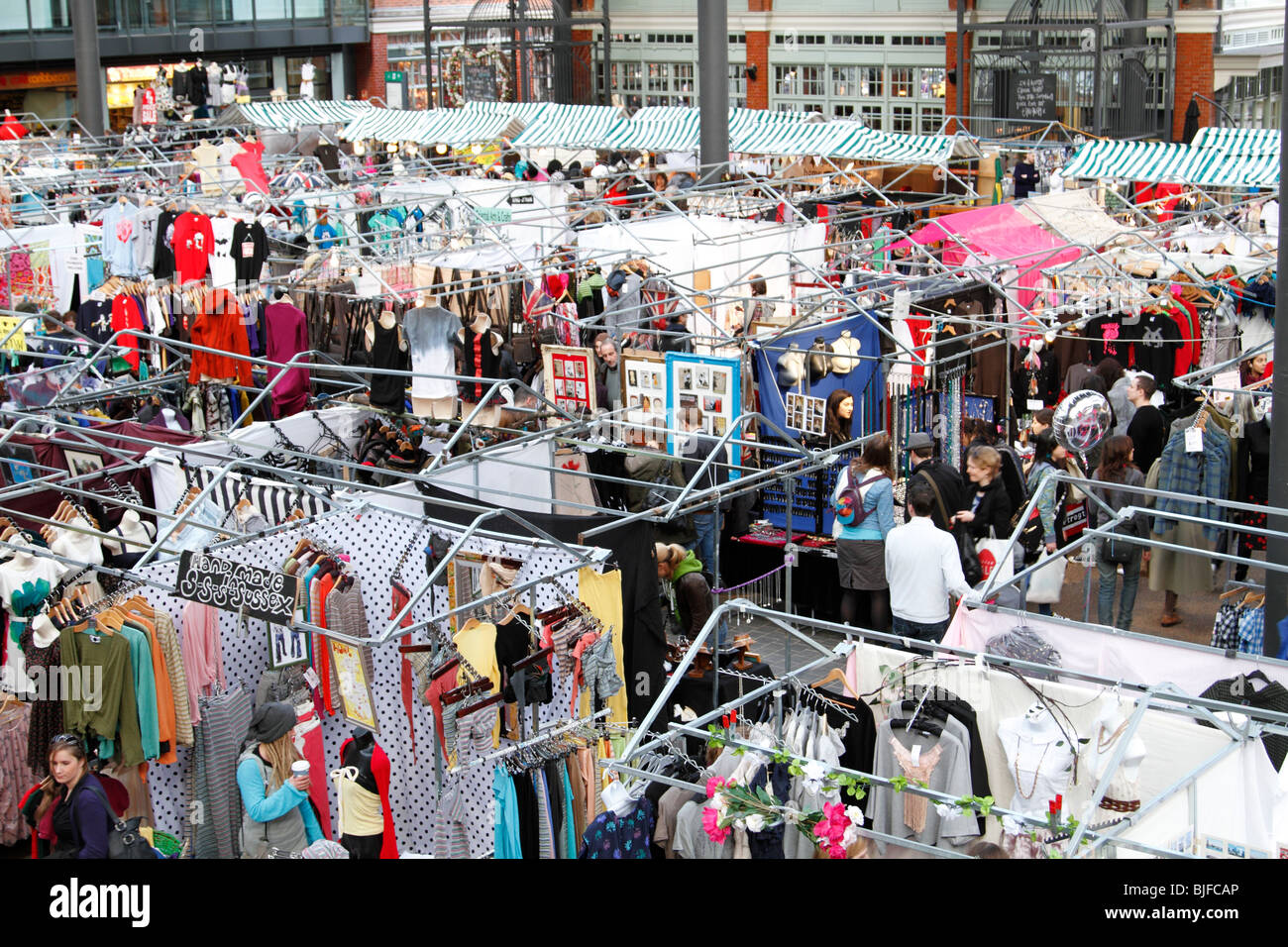 People visit market stalls hi-res stock photography and images - Alamy