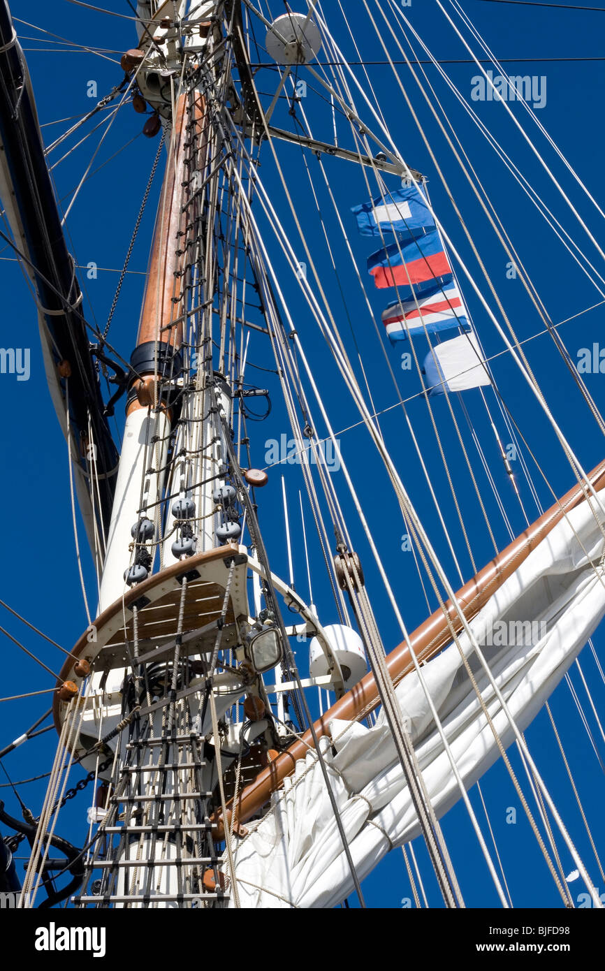 Ship sail yardarm hi-res stock photography and images - Alamy