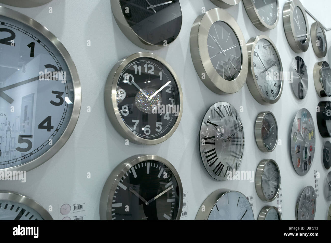 Lots of clocks hi-res stock photography and images - Alamy