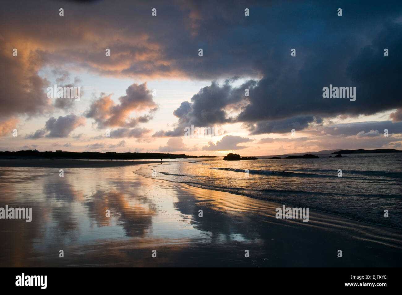 Beach sunset ireland hi-res stock photography and images - Alamy