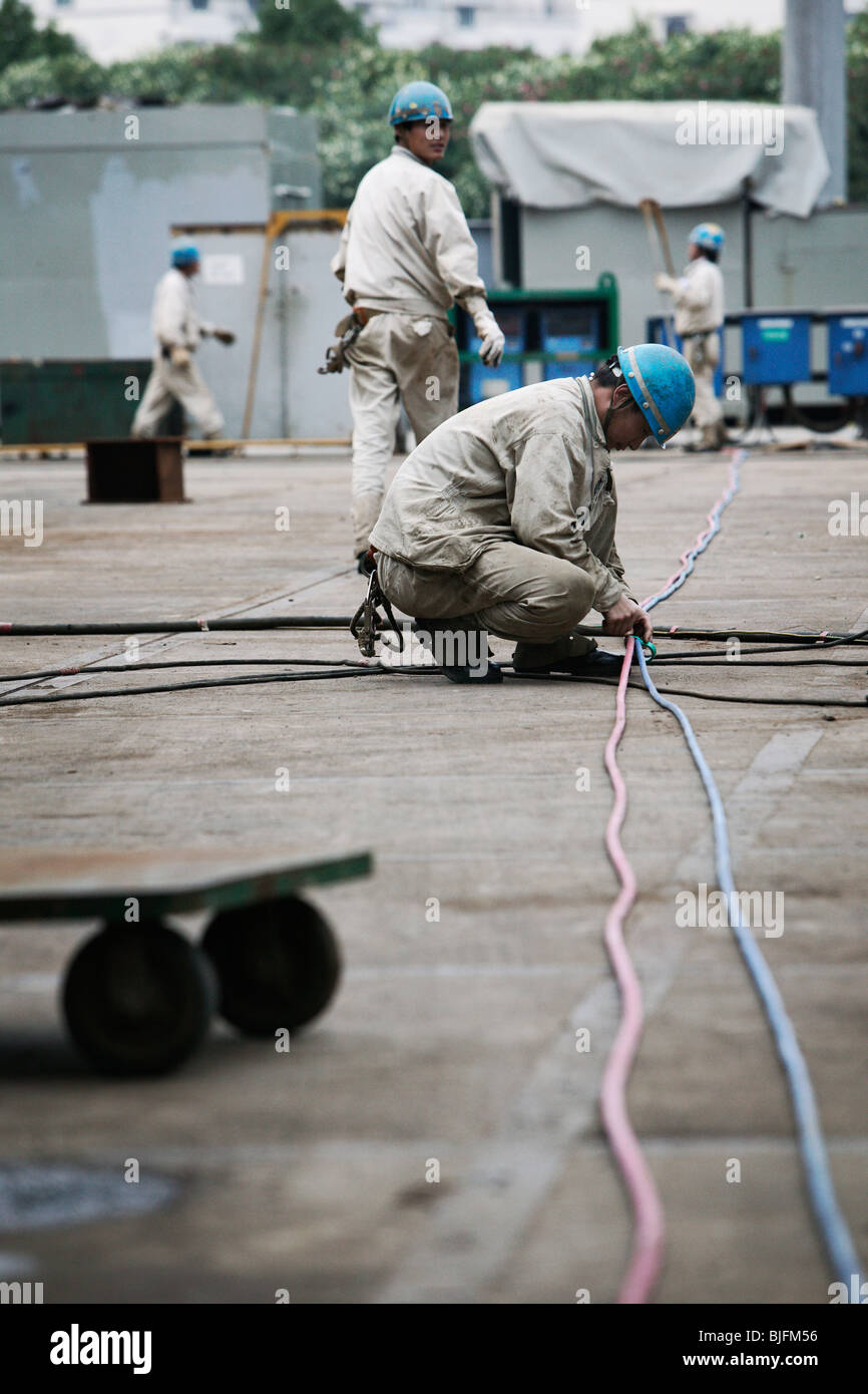 Men building ship in shipyard hi-res stock photography and images - Alamy