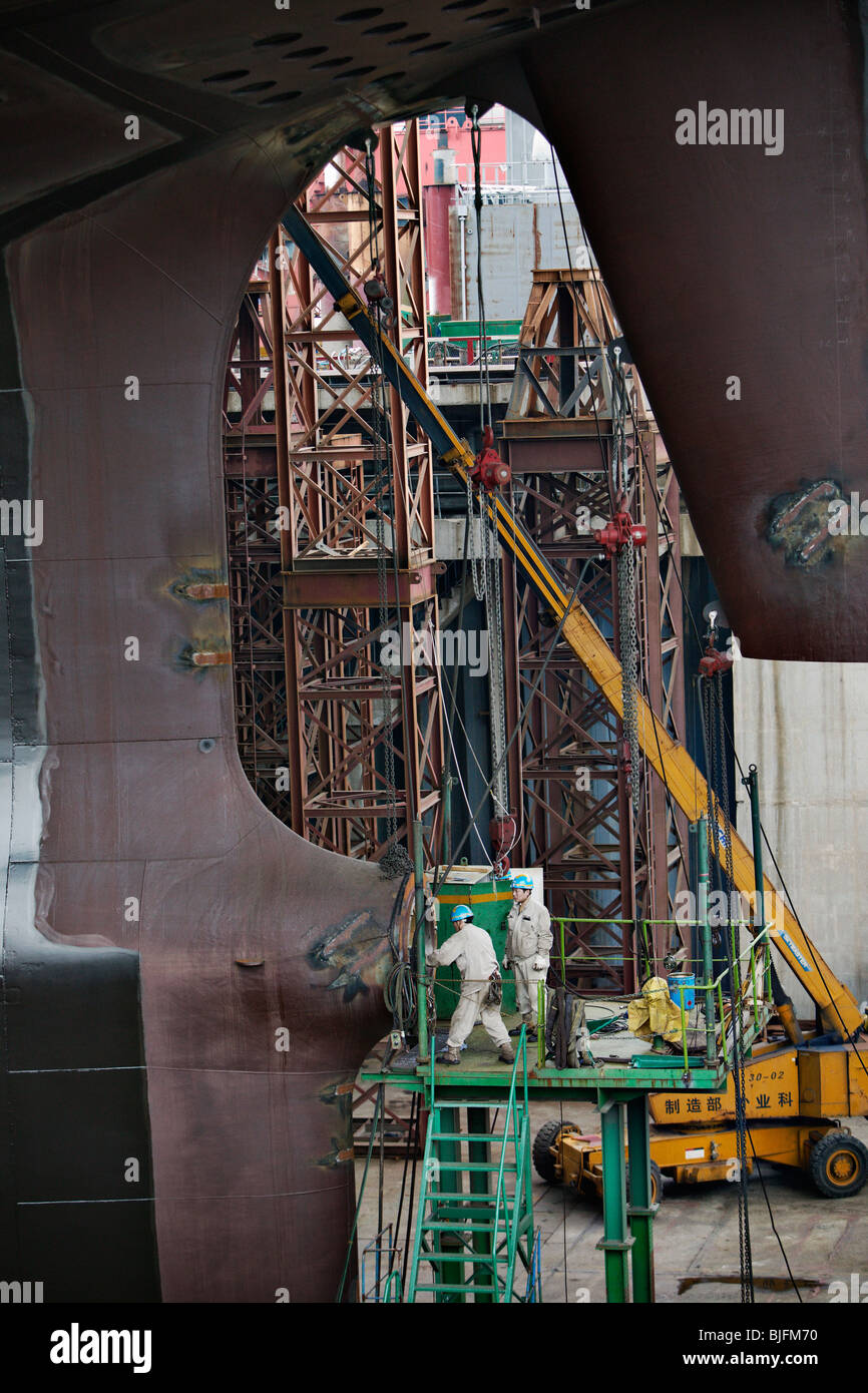 Men working on a huge ship's propeller at a shipyard in China Stock ...