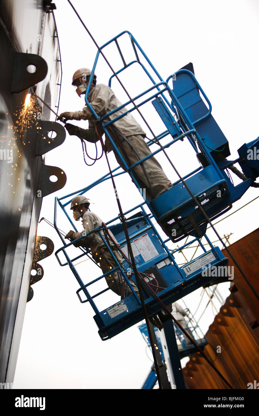 Men building ship in shipyard hi-res stock photography and images - Alamy