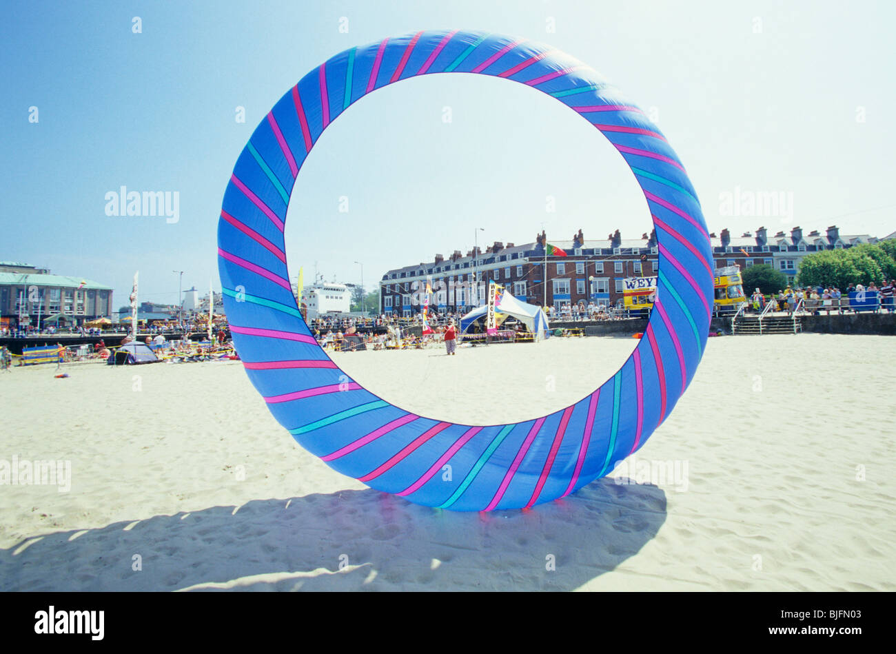 Circular kite sitting on the beach Stock Photo - Alamy