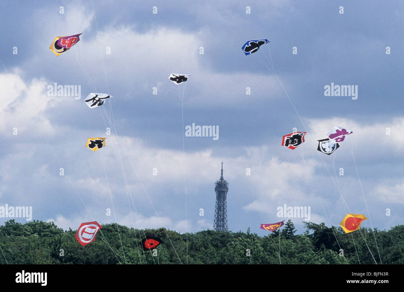 Flying in paris hi-res stock photography and images - Alamy
