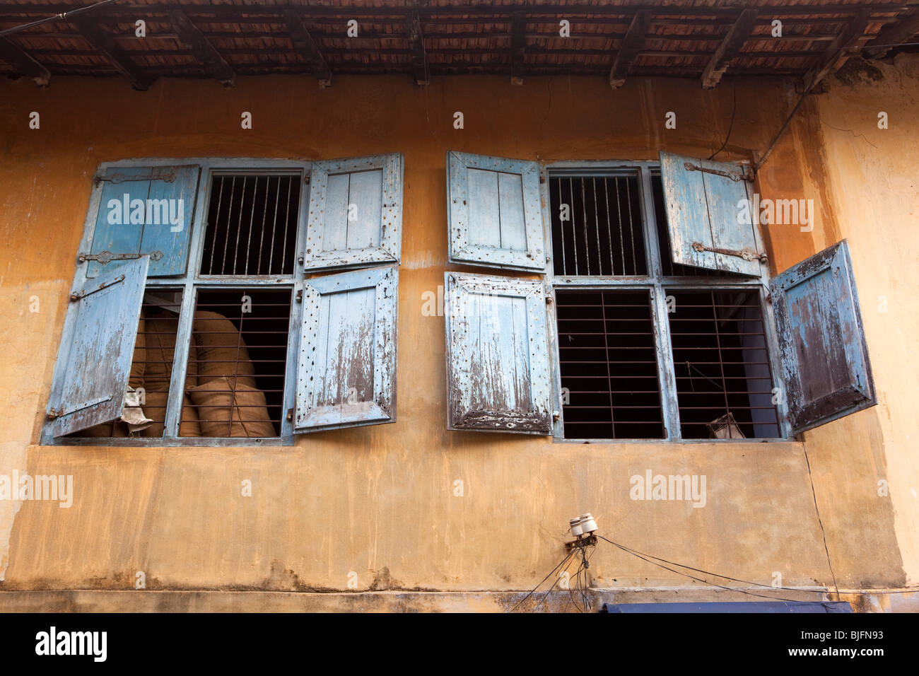 India, Kerala, Kochi, Mattancherry, Jewtown, architecture, two blue ...