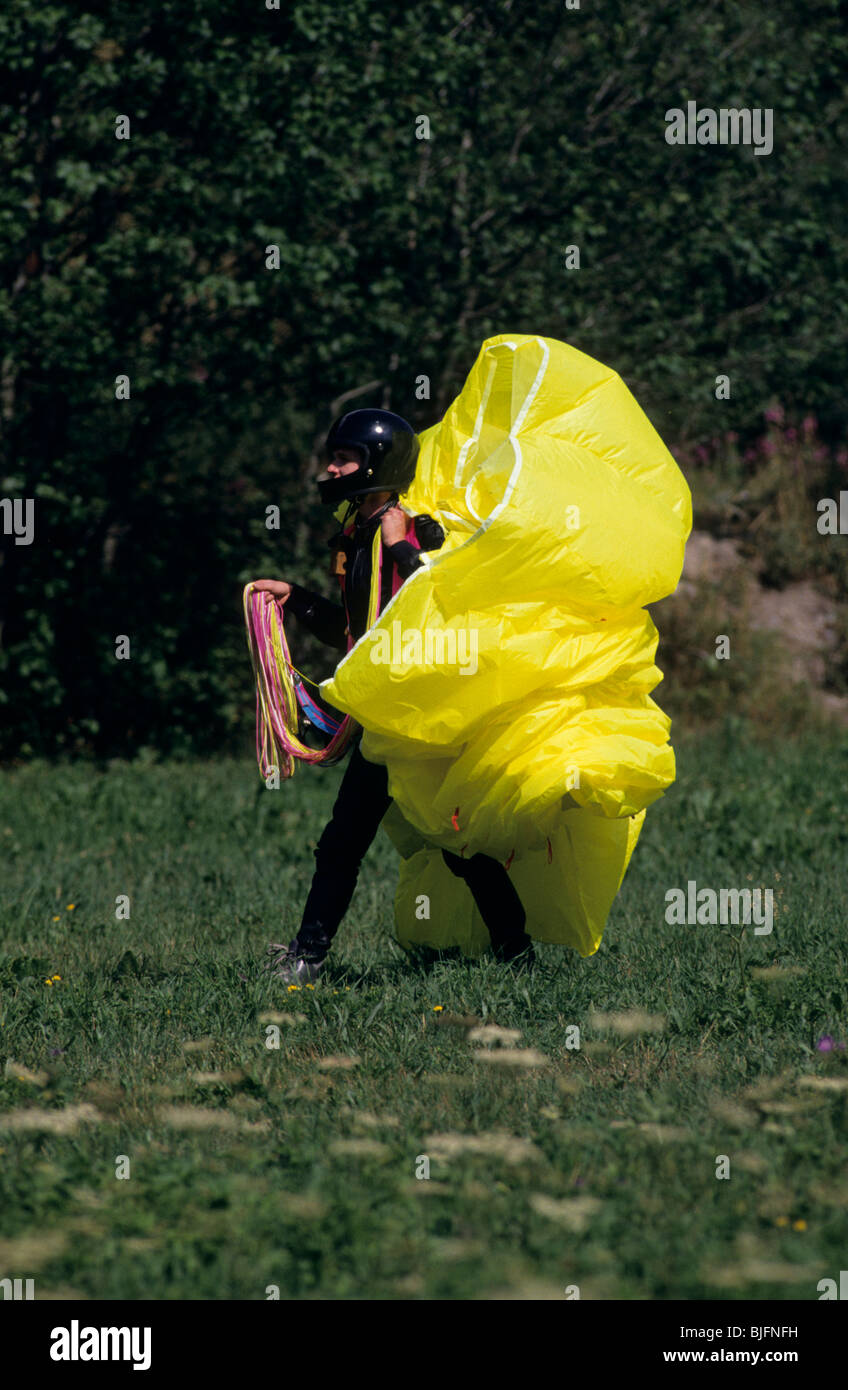 para glider carrying his kite Stock Photo - Alamy