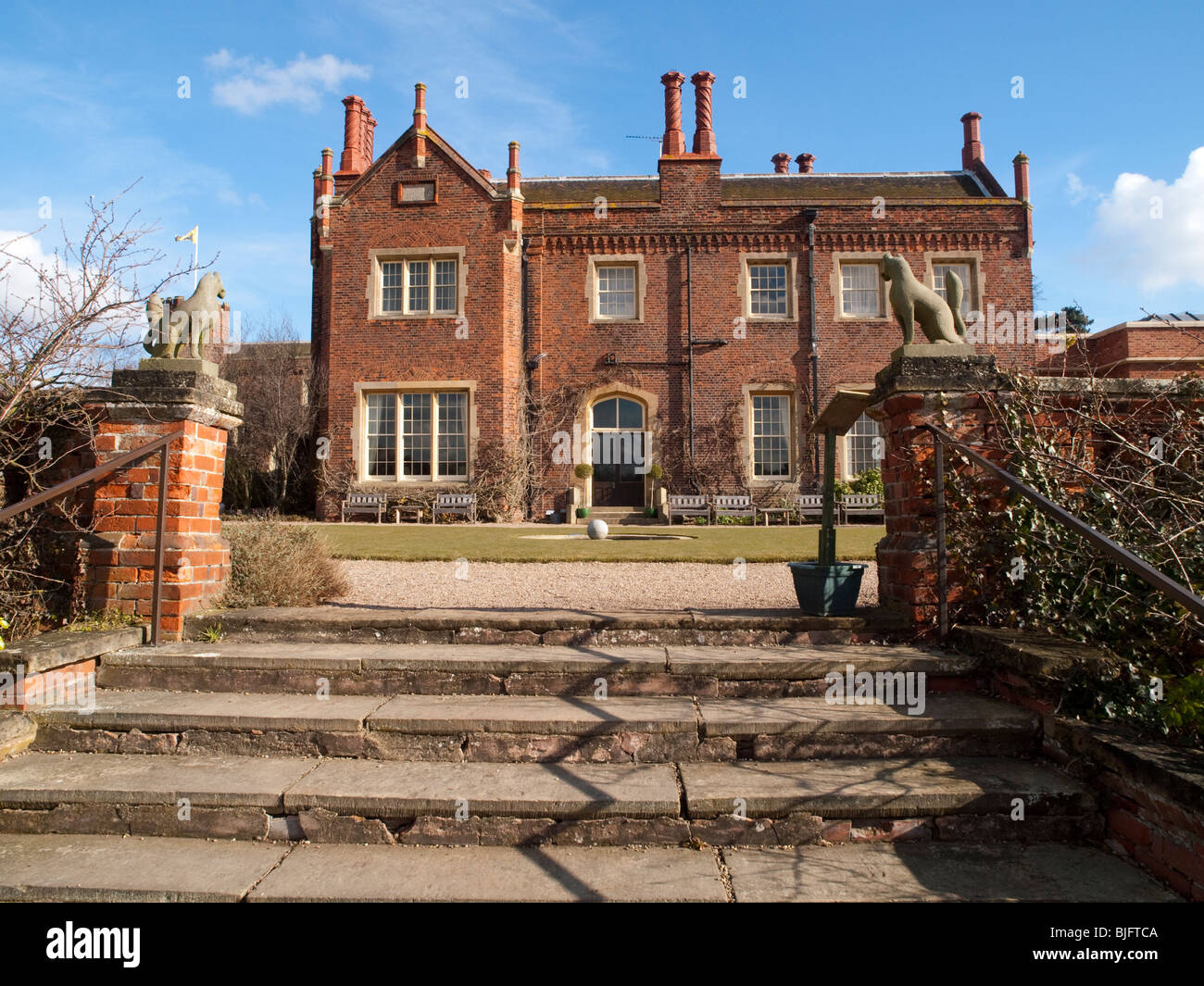 Stately home steps hi-res stock photography and images - Alamy