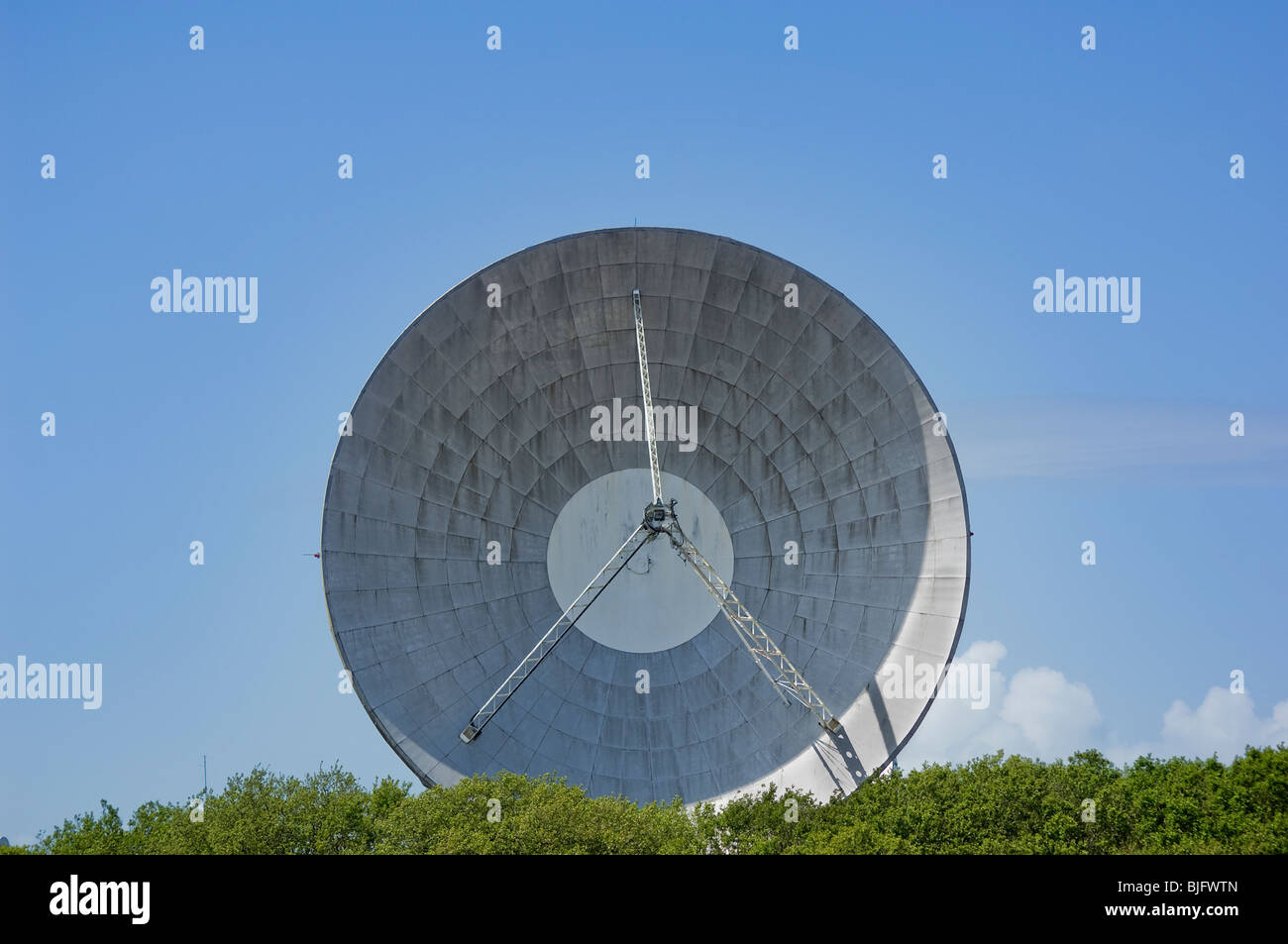 Aerial dishes hi-res stock photography and images - Alamy