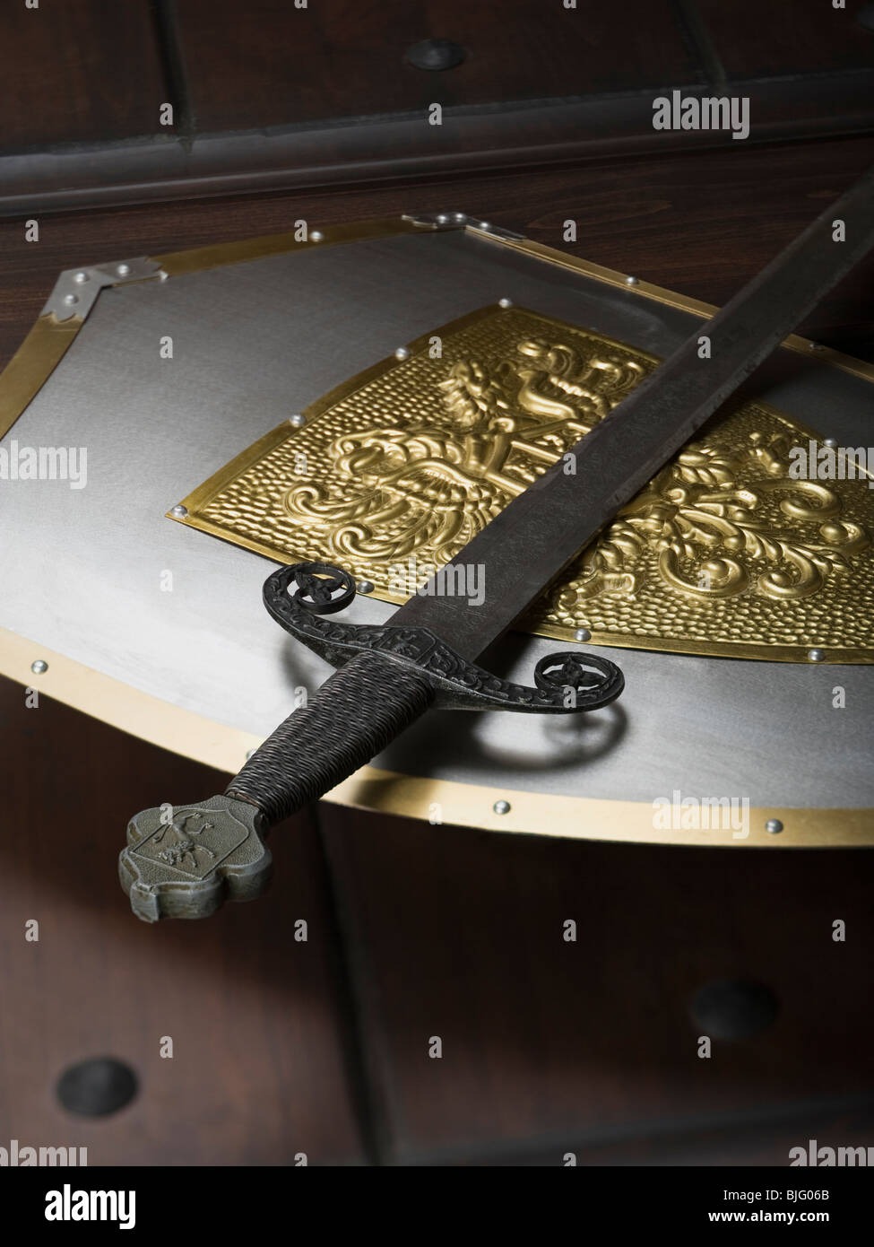 Medieval sword and shield hi-res stock photography and images - Alamy