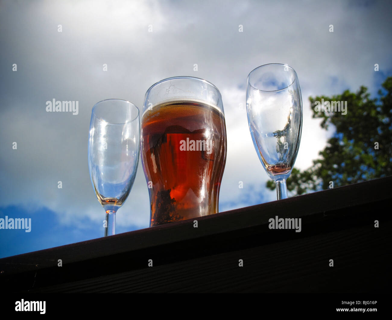 Pub glasses outside hi-res stock photography and images - Alamy