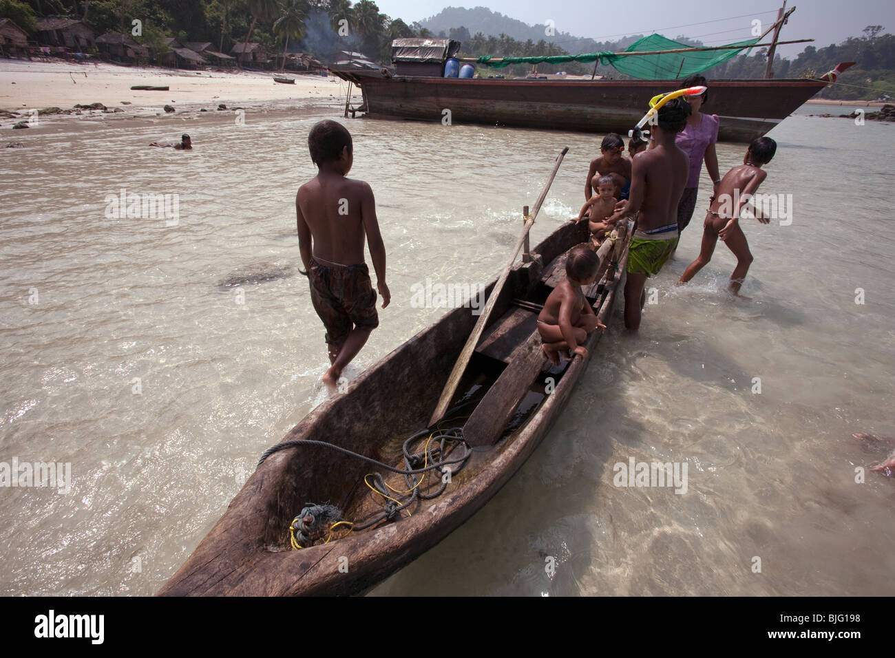 Hunter gatherer family hi-res stock photography and images - Alamy