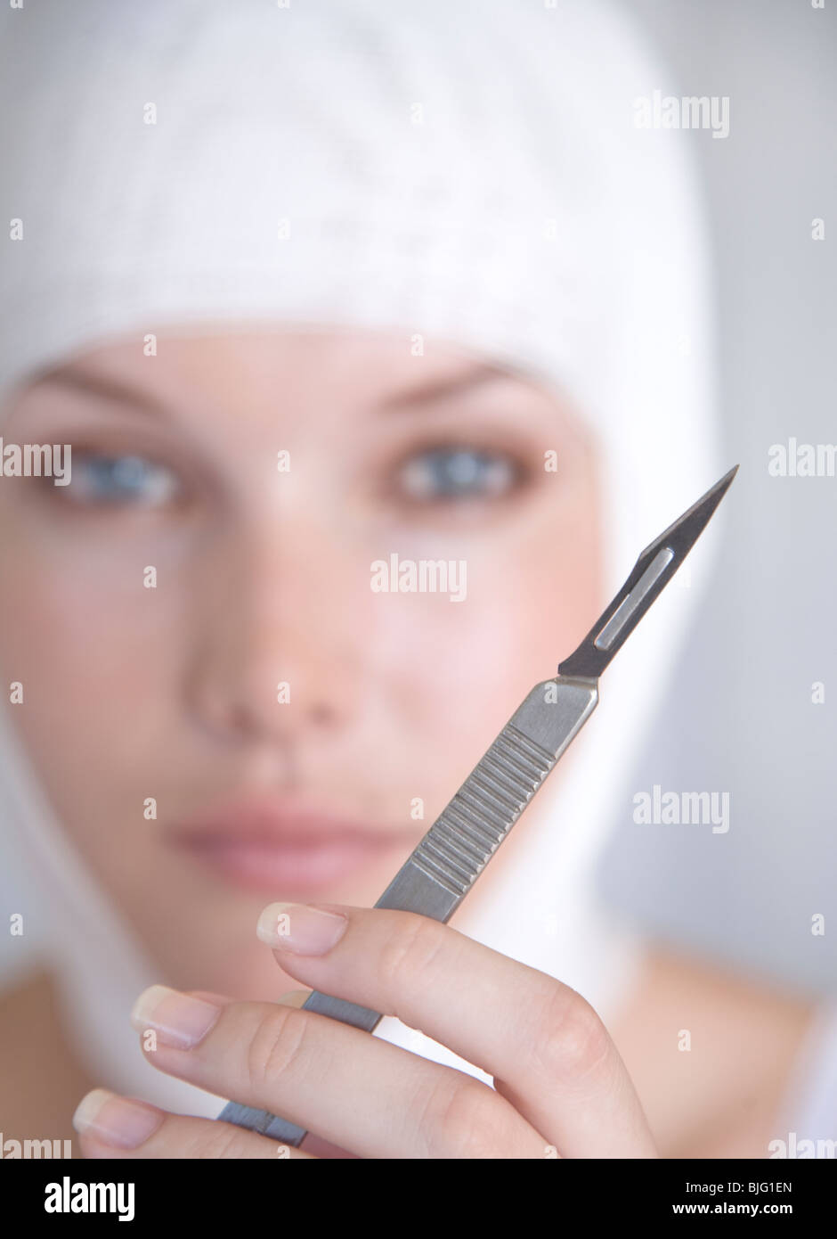 Facelift woman scalpel hi-res stock photography and images - Alamy