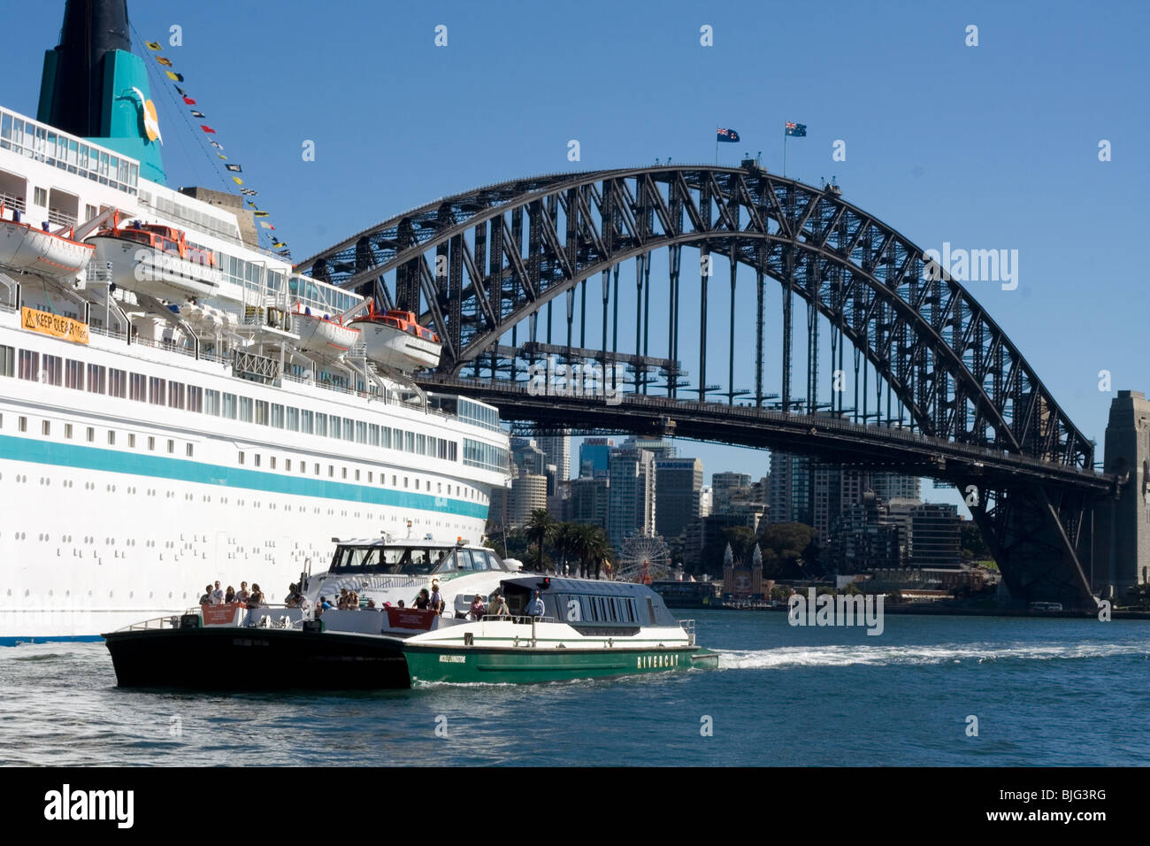 An ocean liner near the Sydney Harbour bridge, Circular Quay, Sydney ...