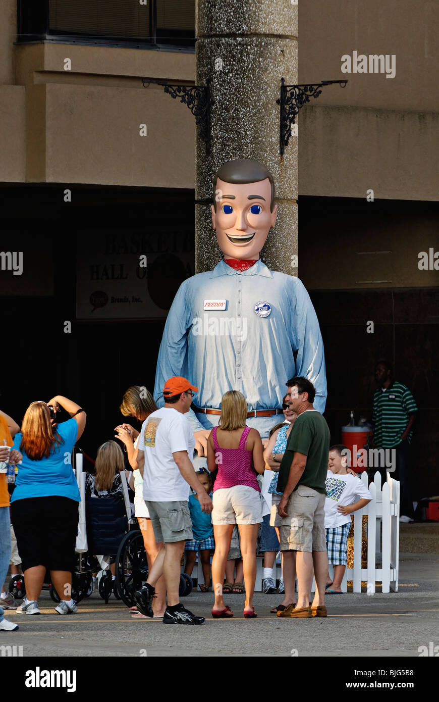 Freddy Farm Bureau and Crowd at the 2009 Kentucky State Fair in ...