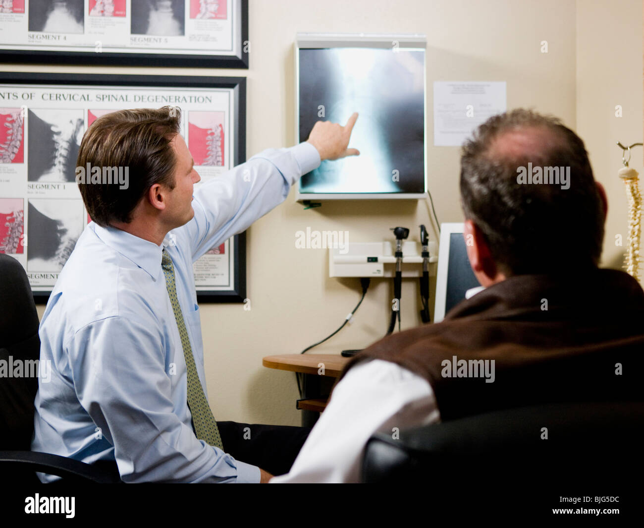 man at chiropractor's office Stock Photo - Alamy
