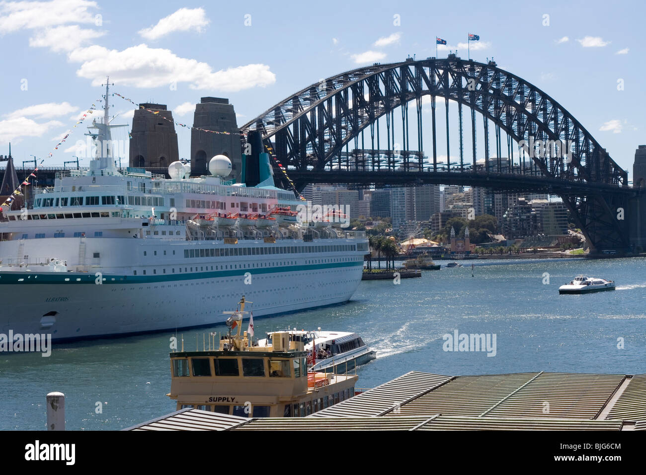 An ocean liner near the Sydney Harbour bridge, Circular Quay, Sydney ...