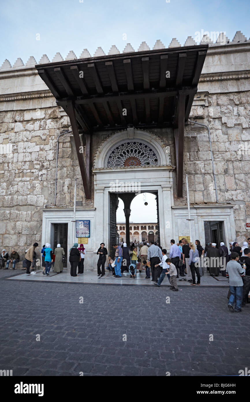 Main entrance of mosque hi-res stock photography and images - Alamy