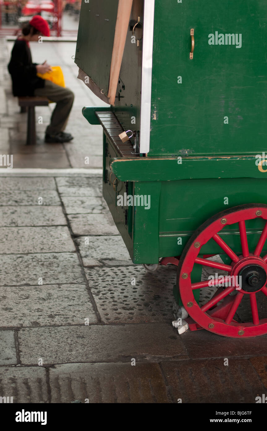 Red berret hi-res stock photography and images - Alamy