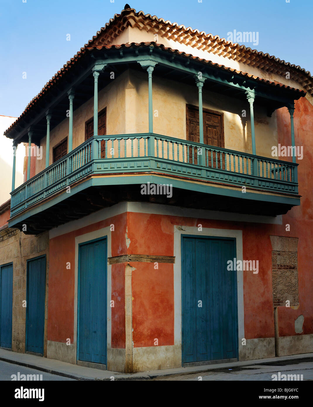 Detail of vintage typical old havana building Stock Photo - Alamy