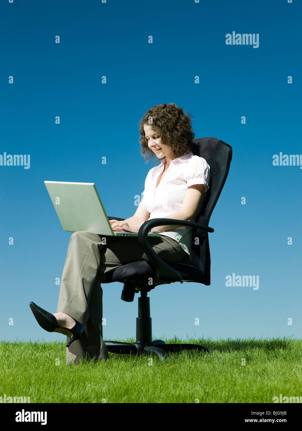 businesswoman using her laptop in a busy field Stock Photo - Alamy