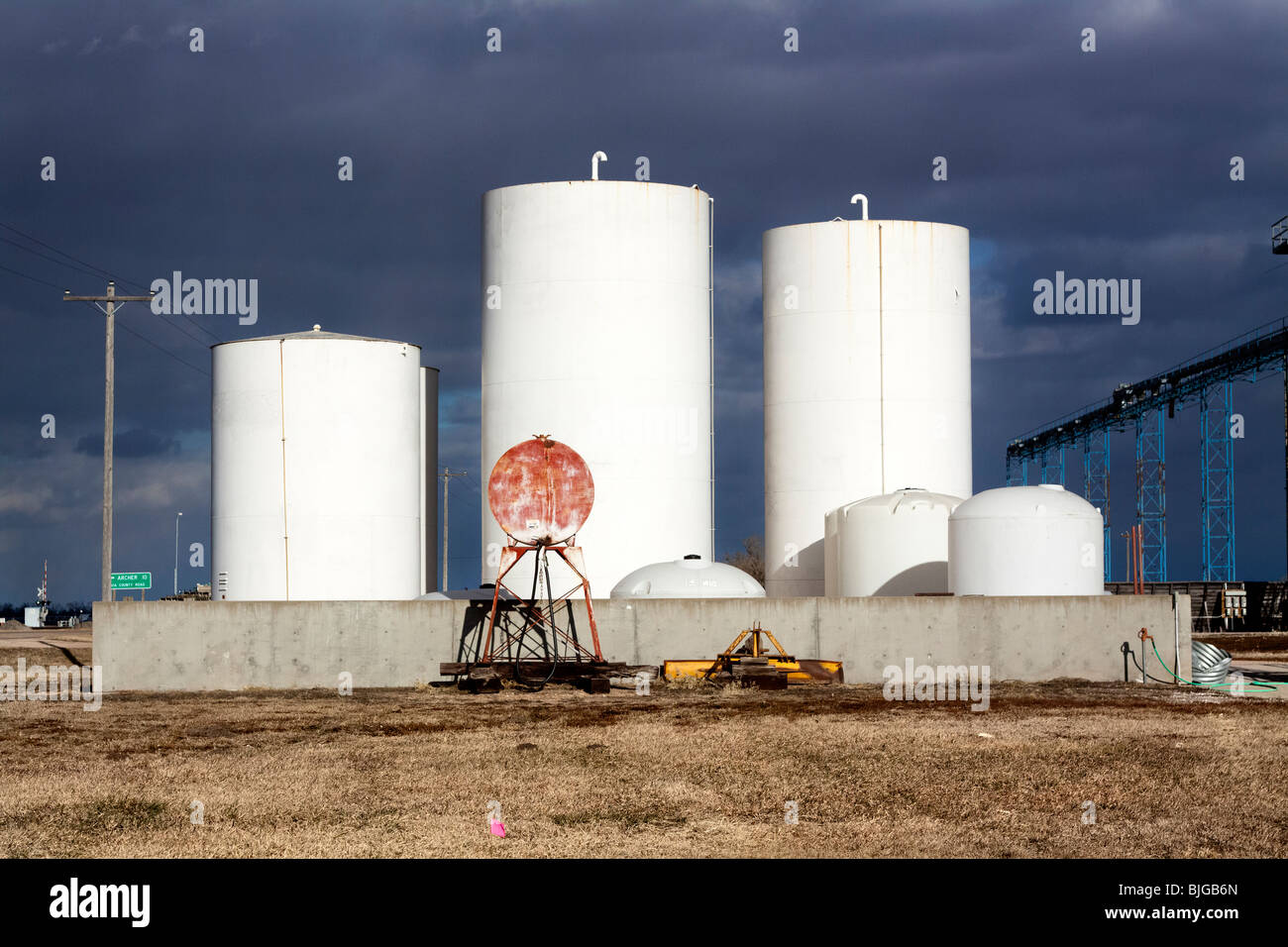 Farm tanks hi-res stock photography and images - Alamy