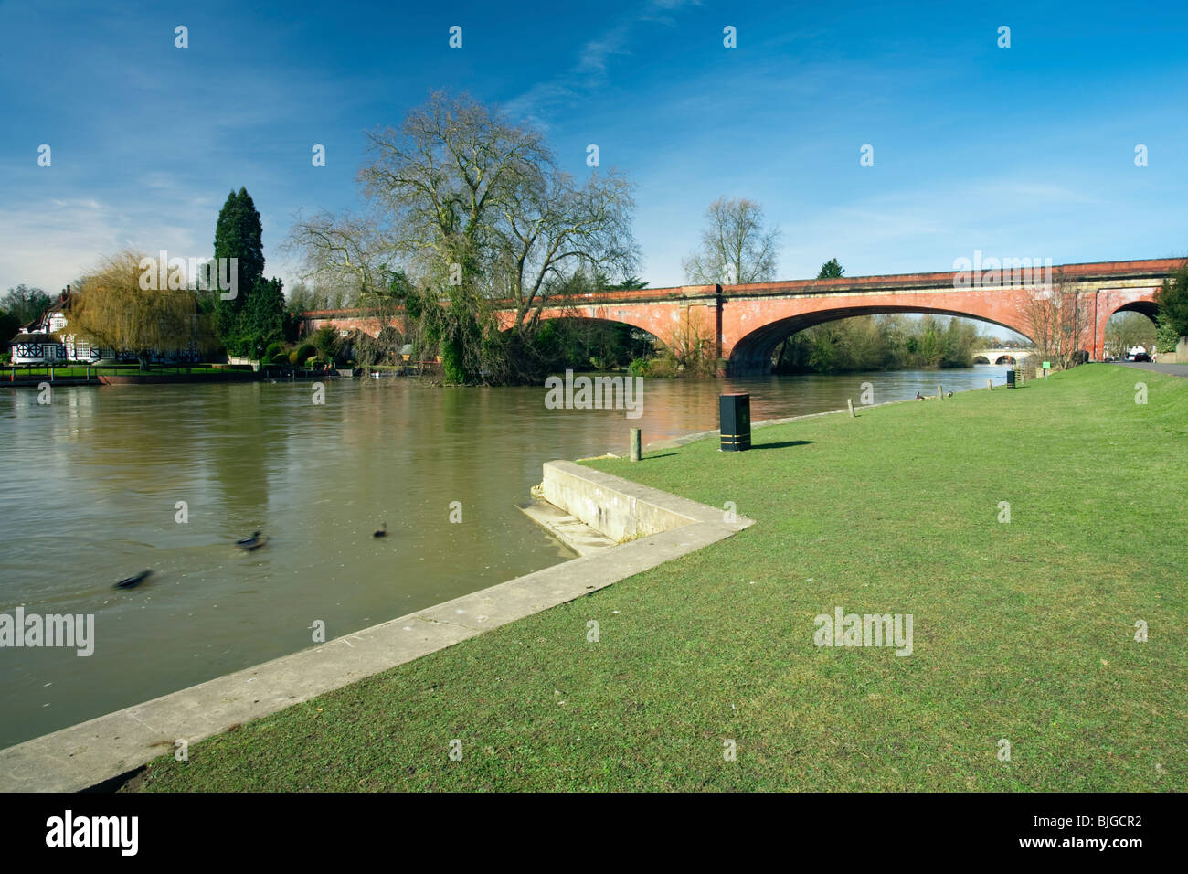 Railway bridge over the River Thames at Maidenhead, Berkshire, Uk Stock ...