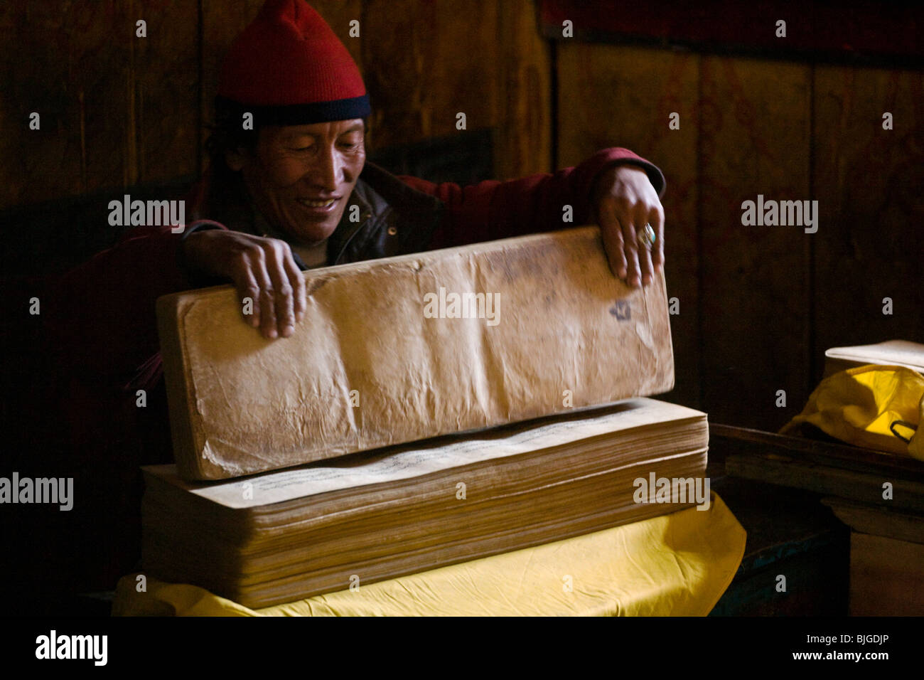 Buddhist monk reading scripture hi-res stock photography and images - Alamy