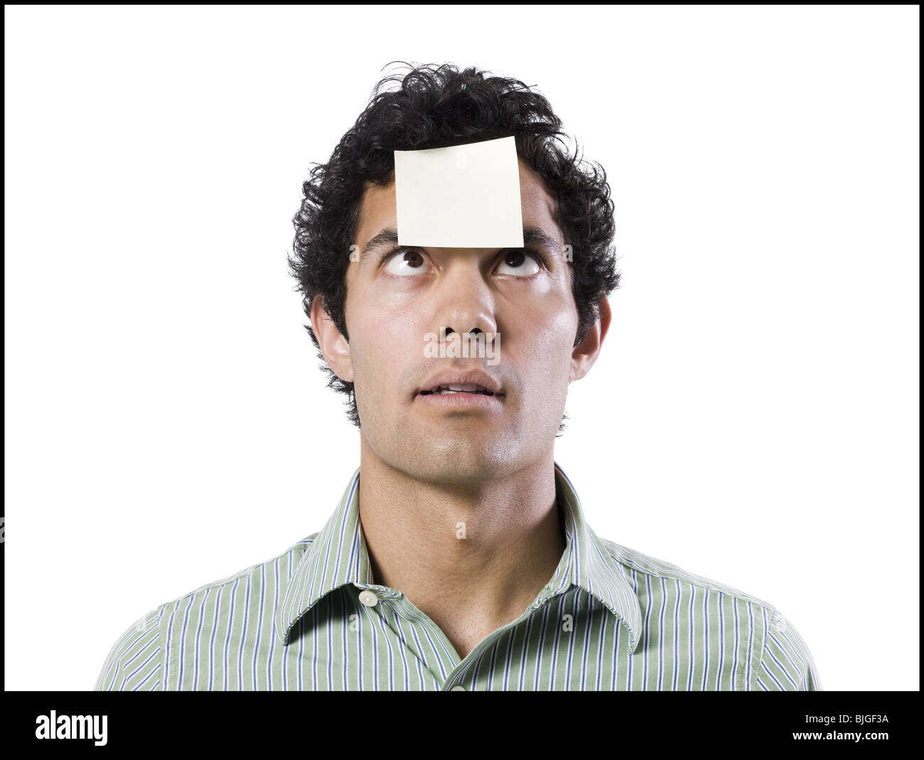 man with a post it note on his forehead Stock Photo - Alamy
