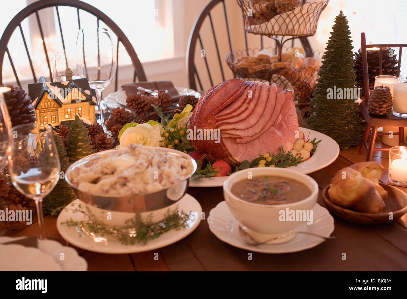 Christmas table with roast ham (USA Stock Photo - Alamy