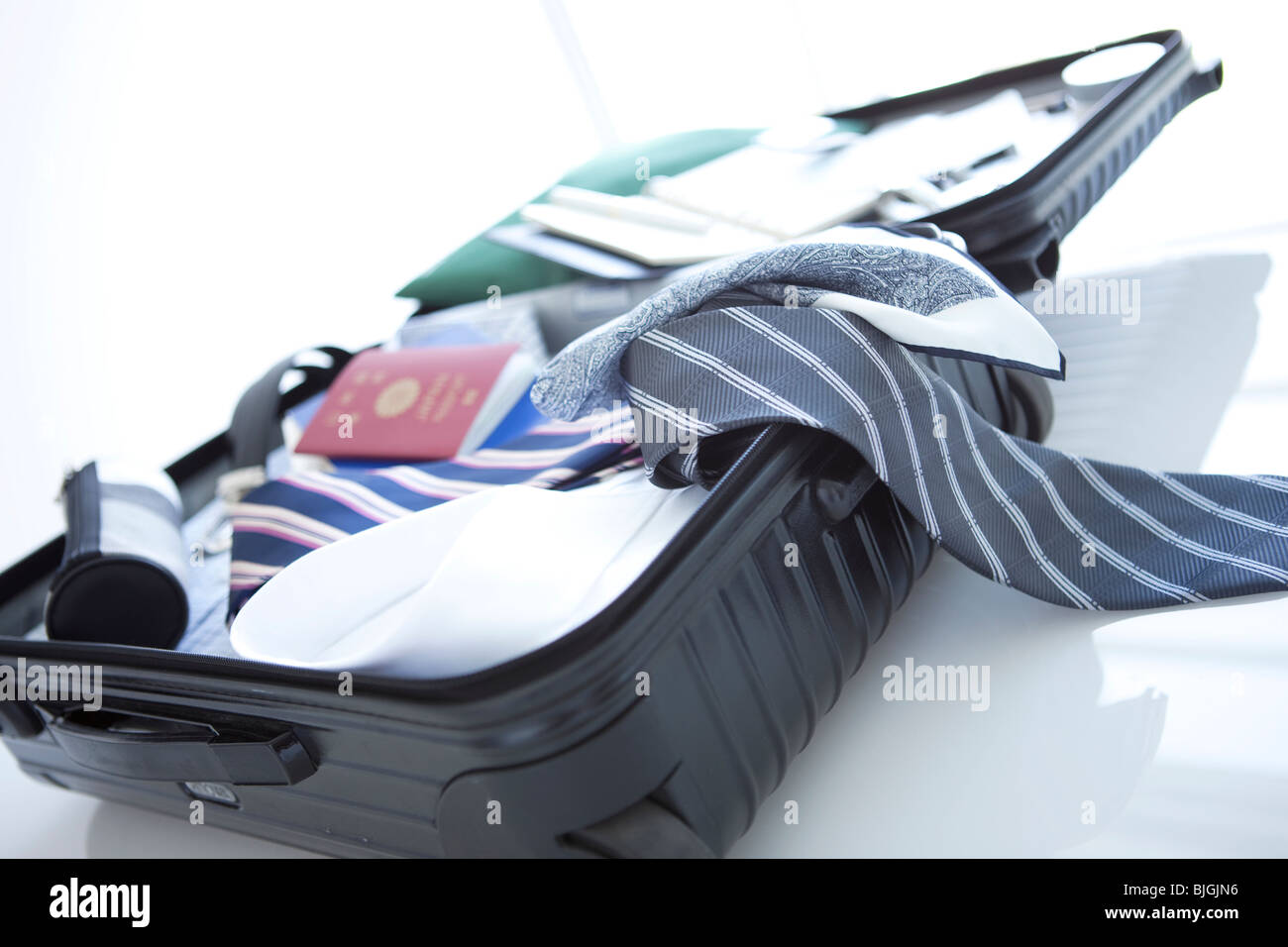 Packed suitcase lying open Stock Photo - Alamy
