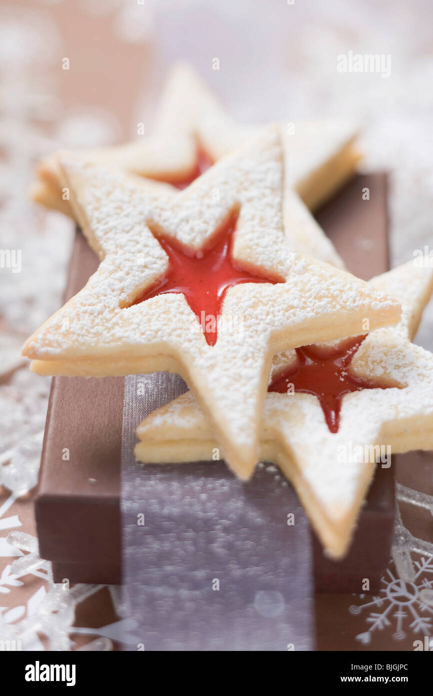 Star-shaped jam biscuits with icing sugar (Christmas Stock Photo - Alamy