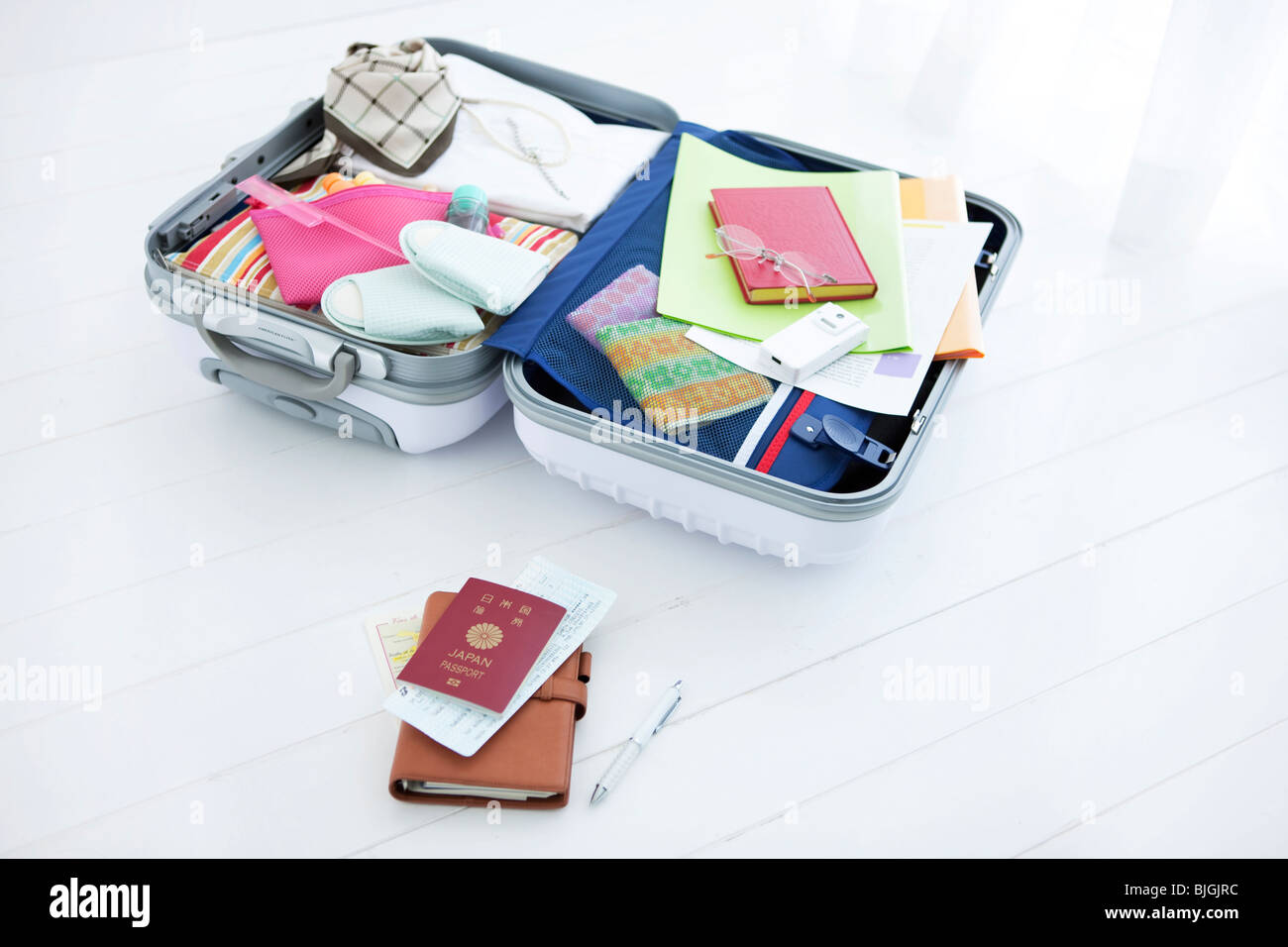 Packed suitcase lying open Stock Photo - Alamy