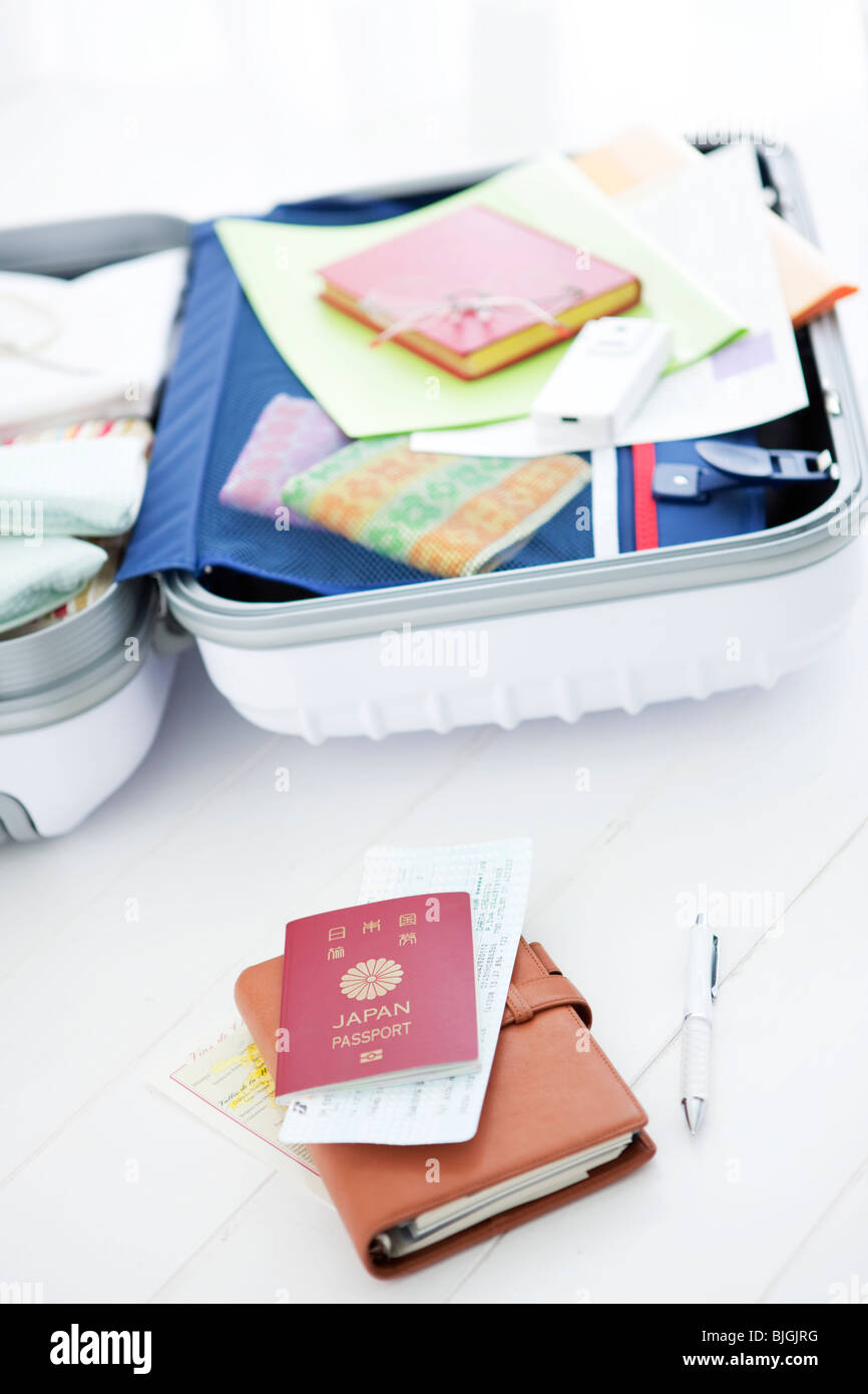 Open suitcase hi-res stock photography and images - Alamy