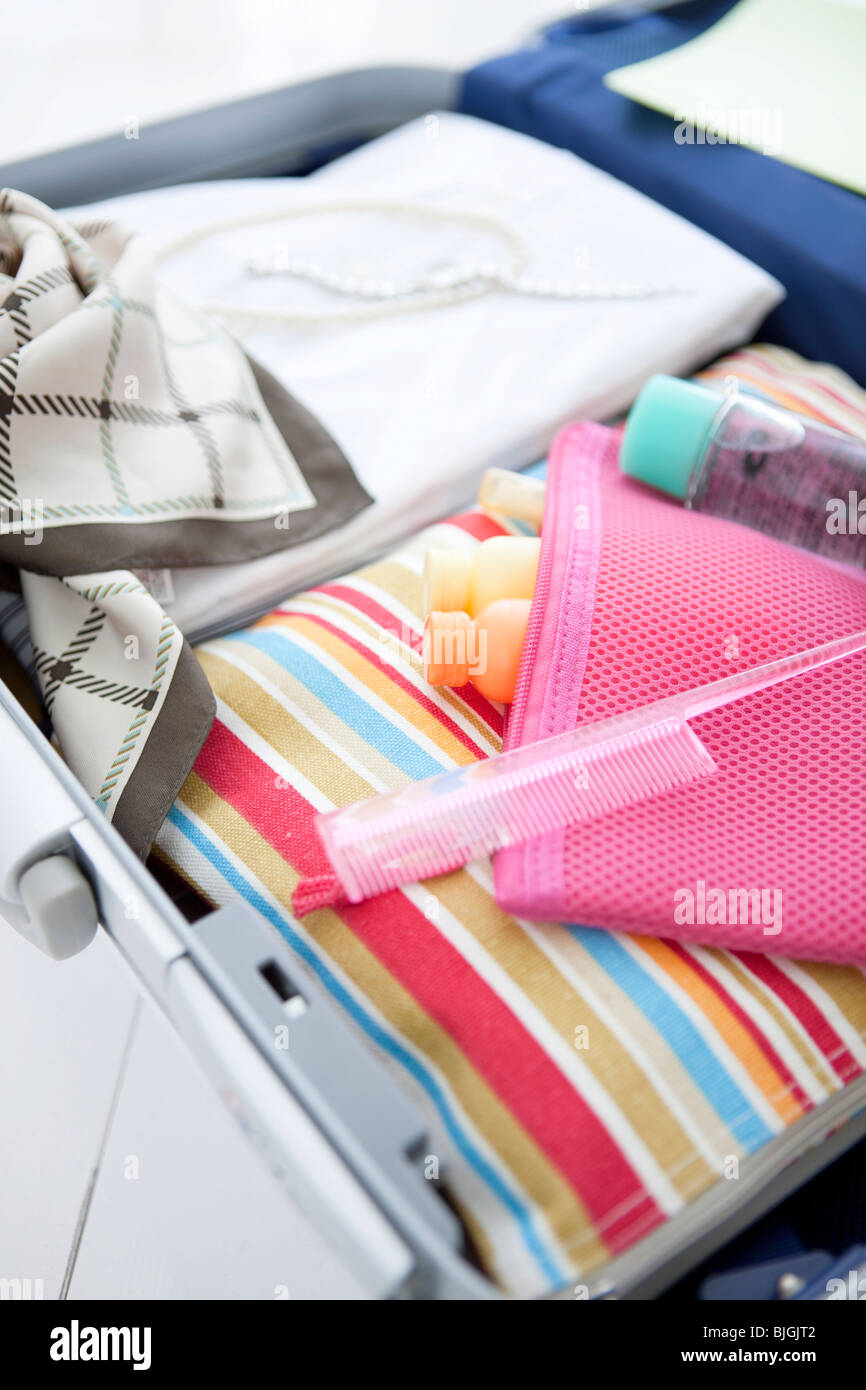 Packed suitcase lying open Stock Photo - Alamy
