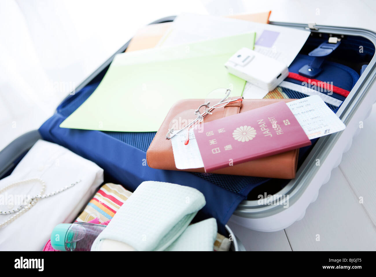 Packed suitcase lying open Stock Photo - Alamy