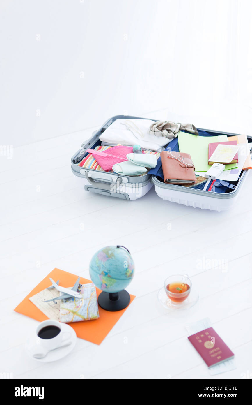 Packed suitcase lying open Stock Photo - Alamy