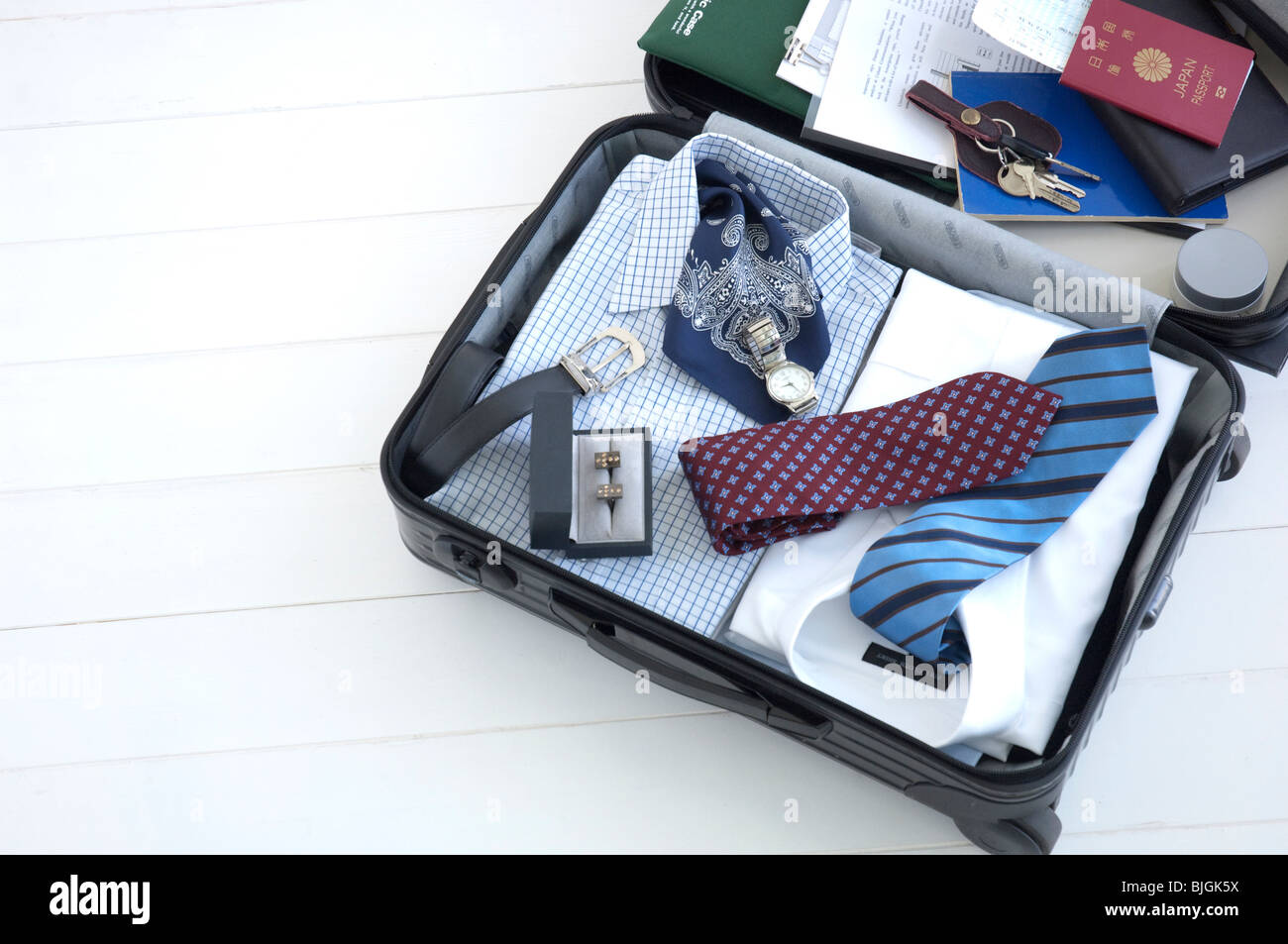 Packed suitcase lying open Stock Photo - Alamy