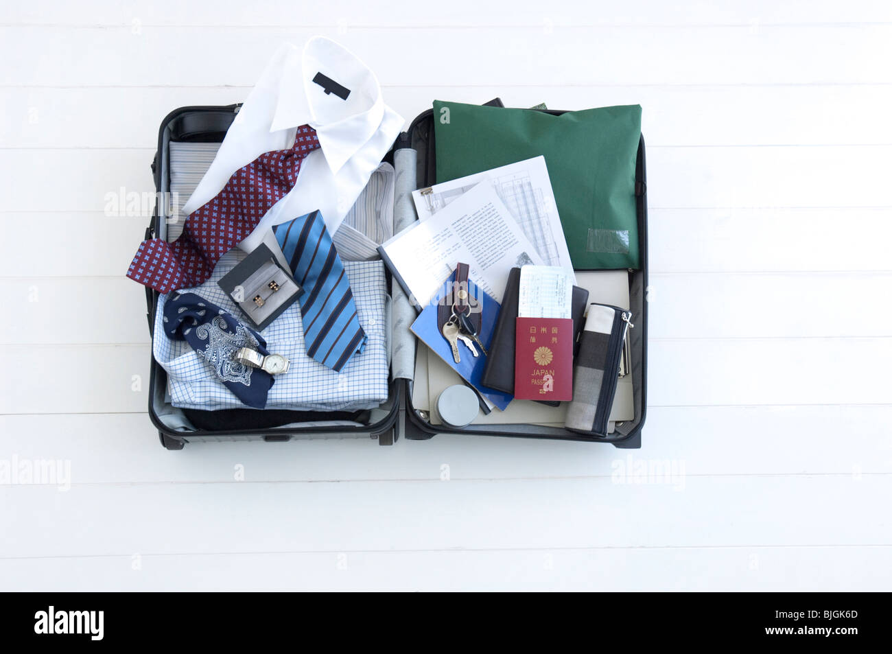 Packed suitcase lying open Stock Photo - Alamy