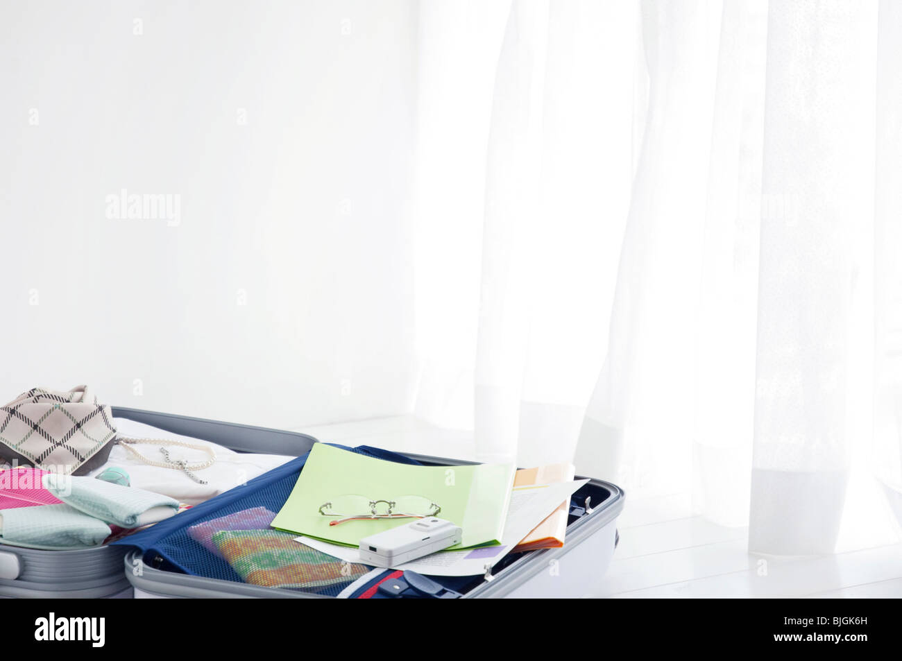 Packed suitcase lying open Stock Photo - Alamy