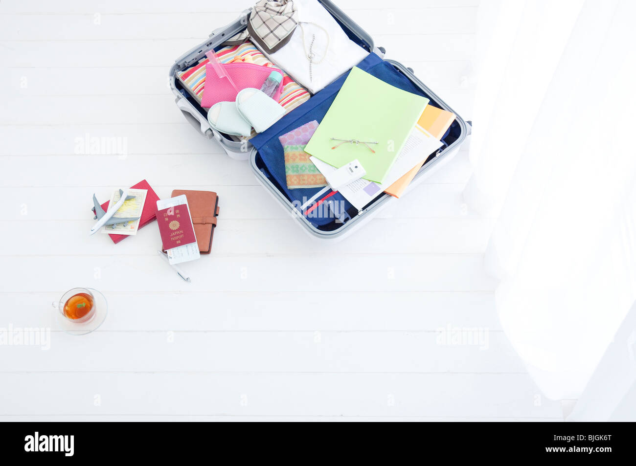 Packed suitcase lying open Stock Photo - Alamy