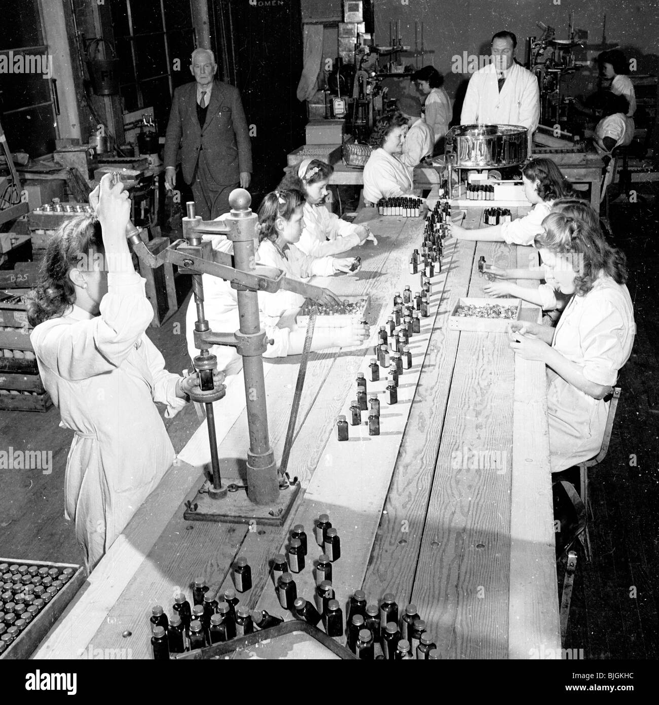 1950s historical female factory workers Black and White Stock Photos ...