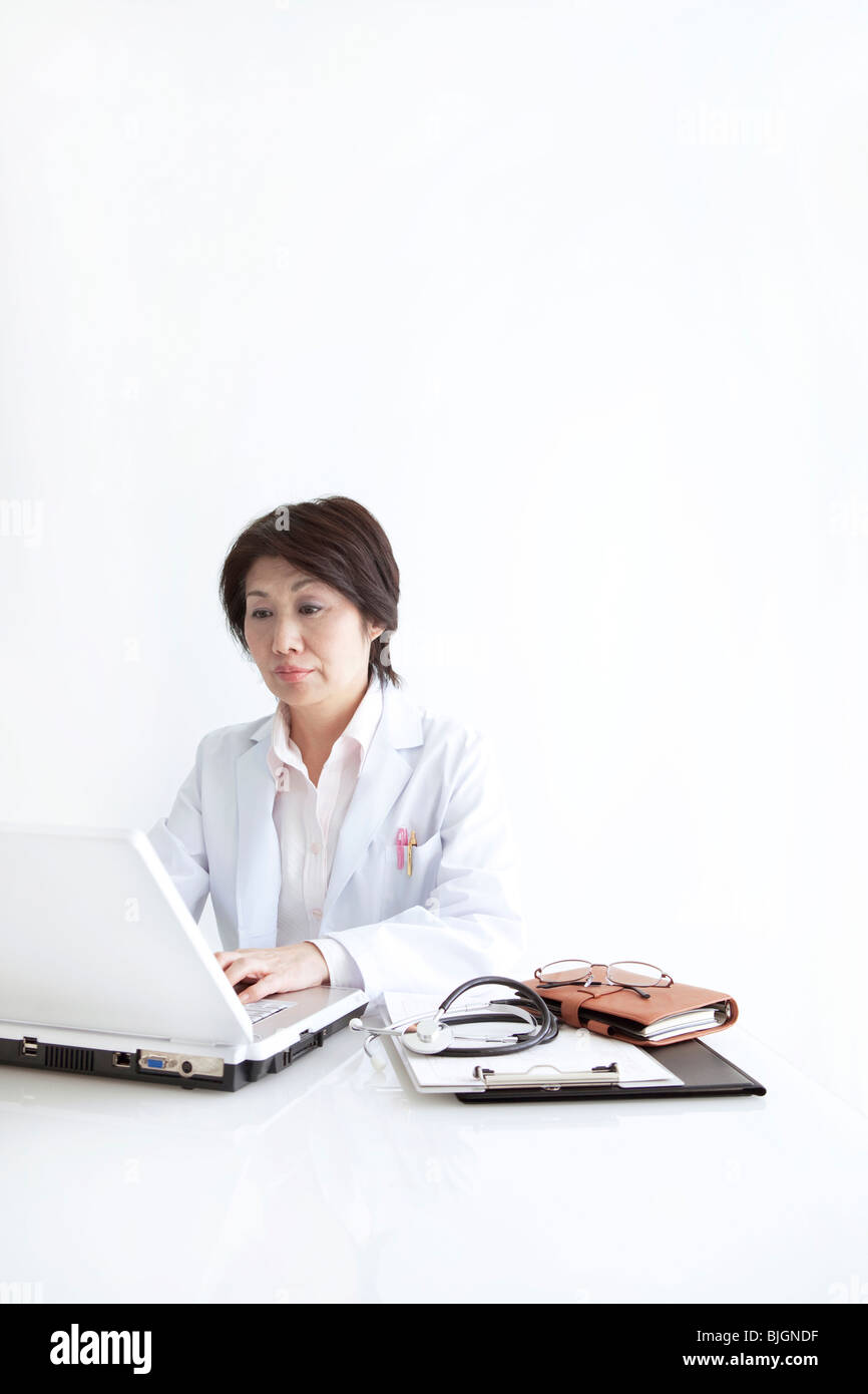 Doctor using laptop computer Stock Photo - Alamy